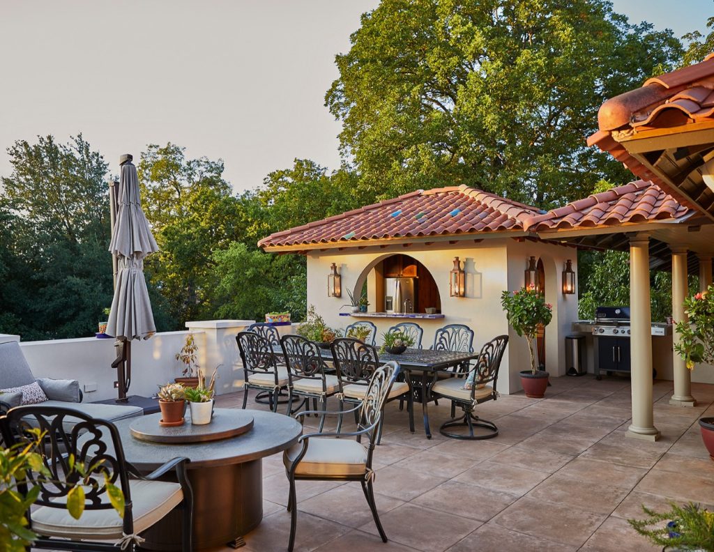18 Fabulous Mediterranean Patio Designs That Will Feed Your Soul