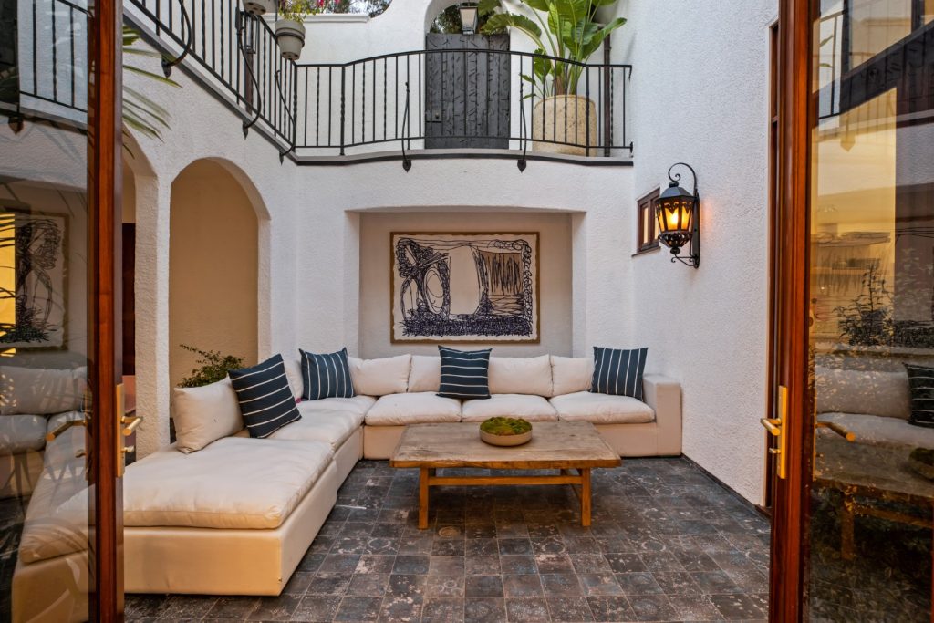 18 Fabulous Mediterranean Patio Designs That Will Feed Your Soul