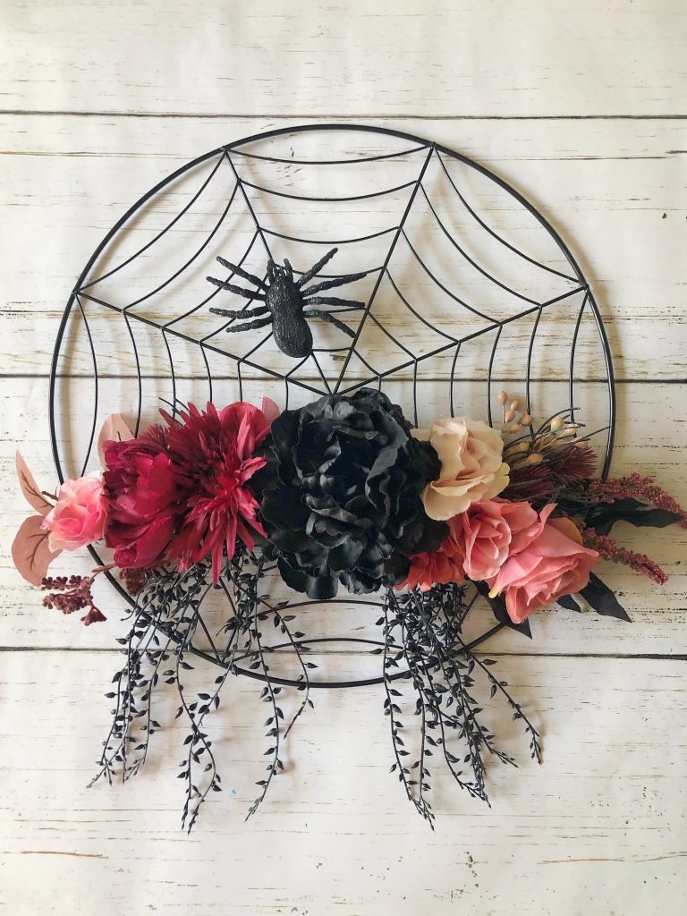 18 Freaky Spider Wreath Designs For Halloween