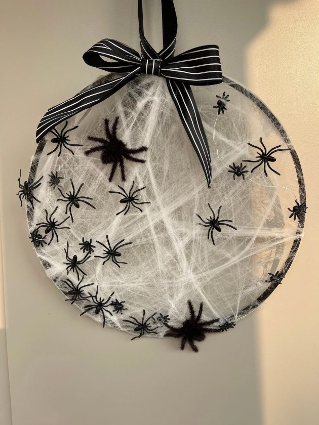 18 Freaky Spider Wreath Designs For Halloween