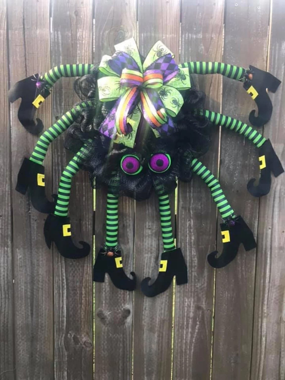 18 Freaky Spider Wreath Designs For Halloween
