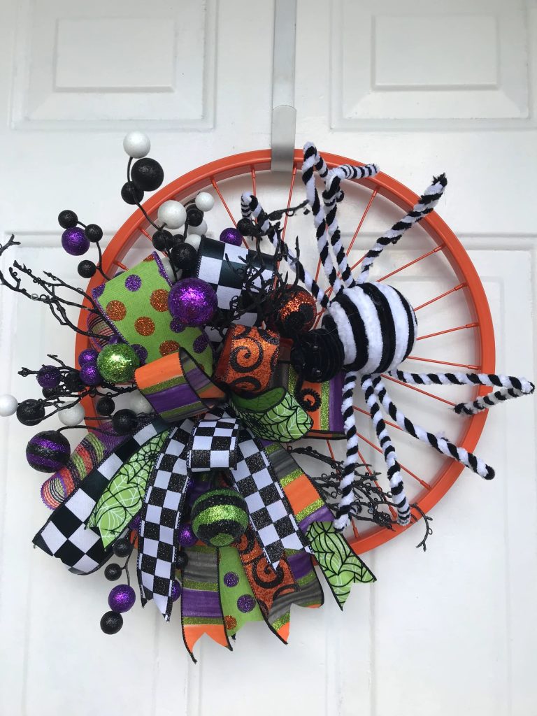 18 Freaky Spider Wreath Designs For Halloween
