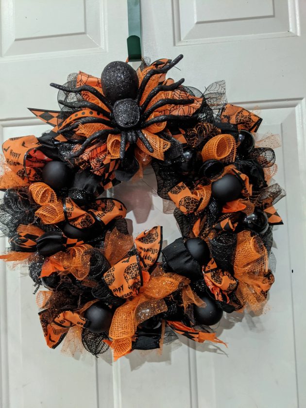 18 Freaky Spider Wreath Designs For Halloween