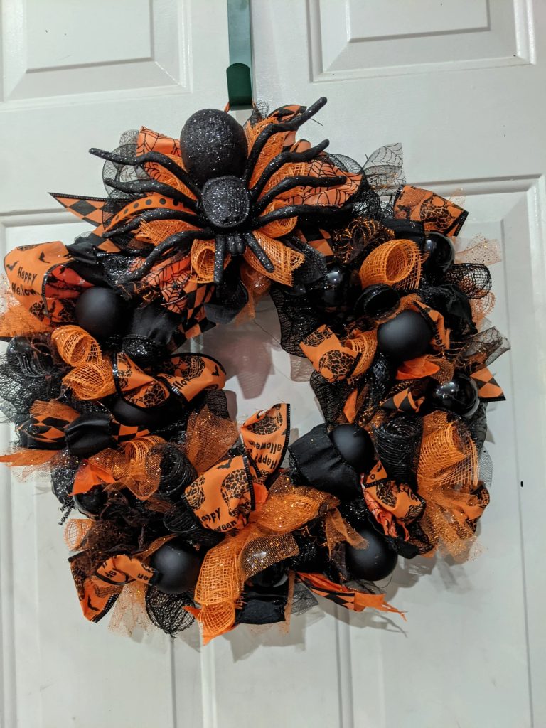 18 Freaky Spider Wreath Designs For Halloween