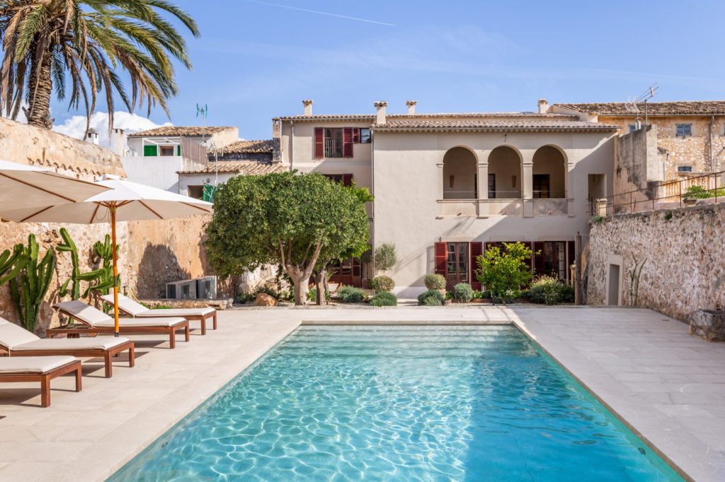 20 Mesmerizing Mediterranean Swimming Pool Designs You Will Obsess Over