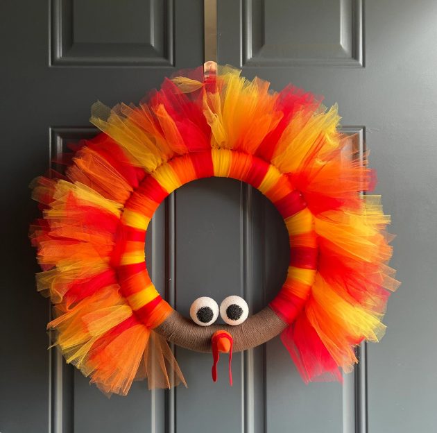 15 Awesome Turkey Door Hanger Designs For Your Thanksgiving Décor