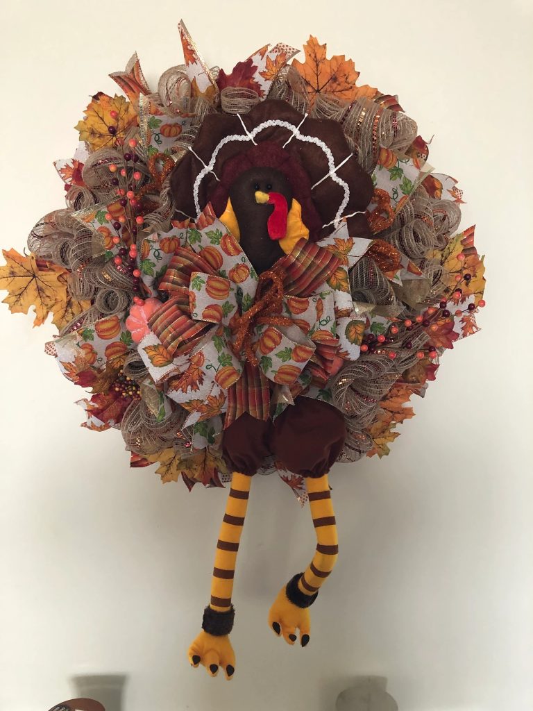 15 Awesome Turkey Door Hanger Designs For Your Thanksgiving Décor