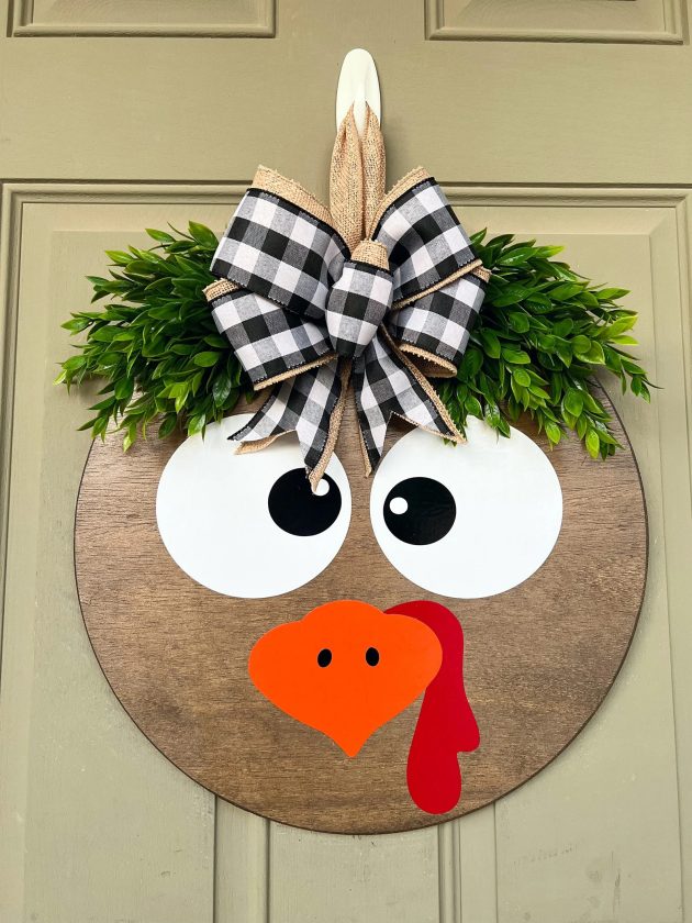 15 Awesome Turkey Door Hanger Designs For Your Thanksgiving Décor