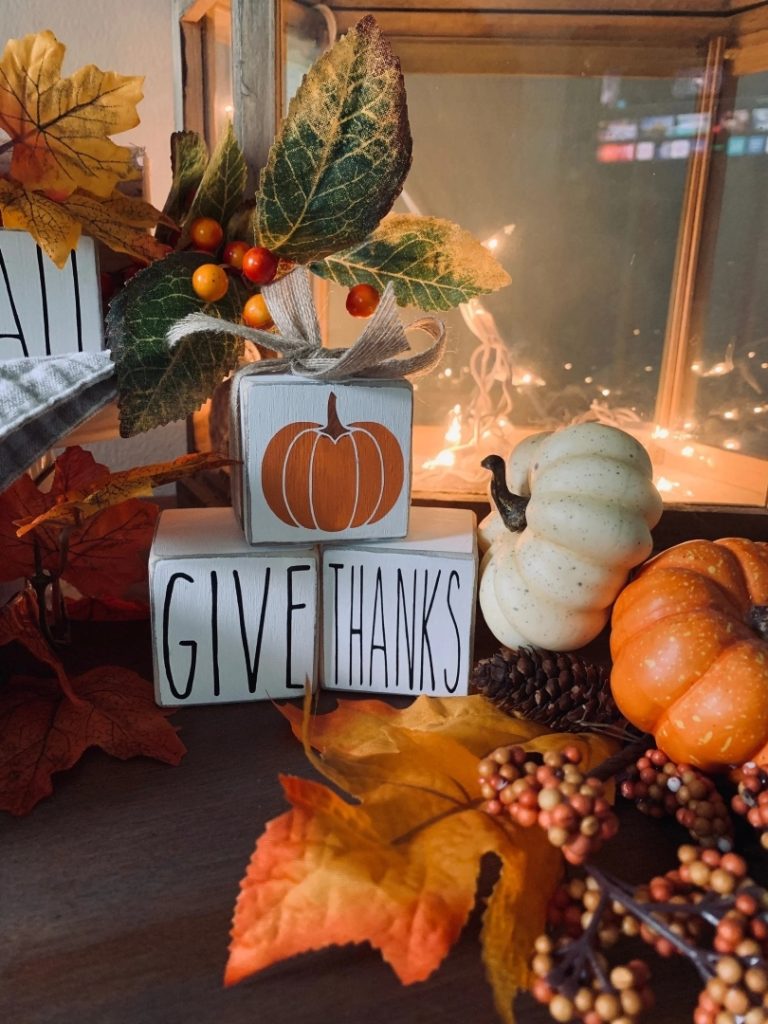 16 Adorable Thanksgiving Sign Designs For Every Corner Of Your Home