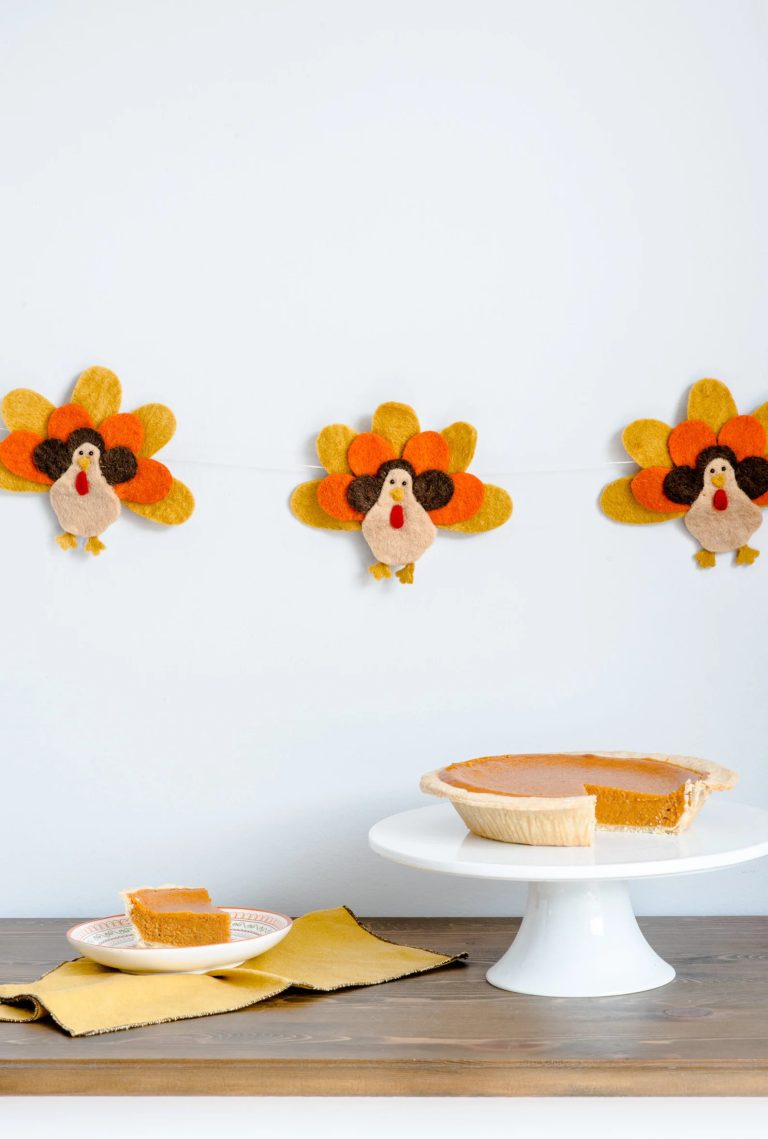 16 Delightful Thanksgiving Garland Designs You Can't Resist