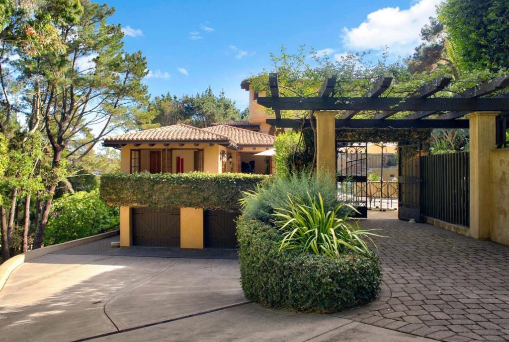 18 Brilliant Mediterranean Garage Designs For Your Inspiration