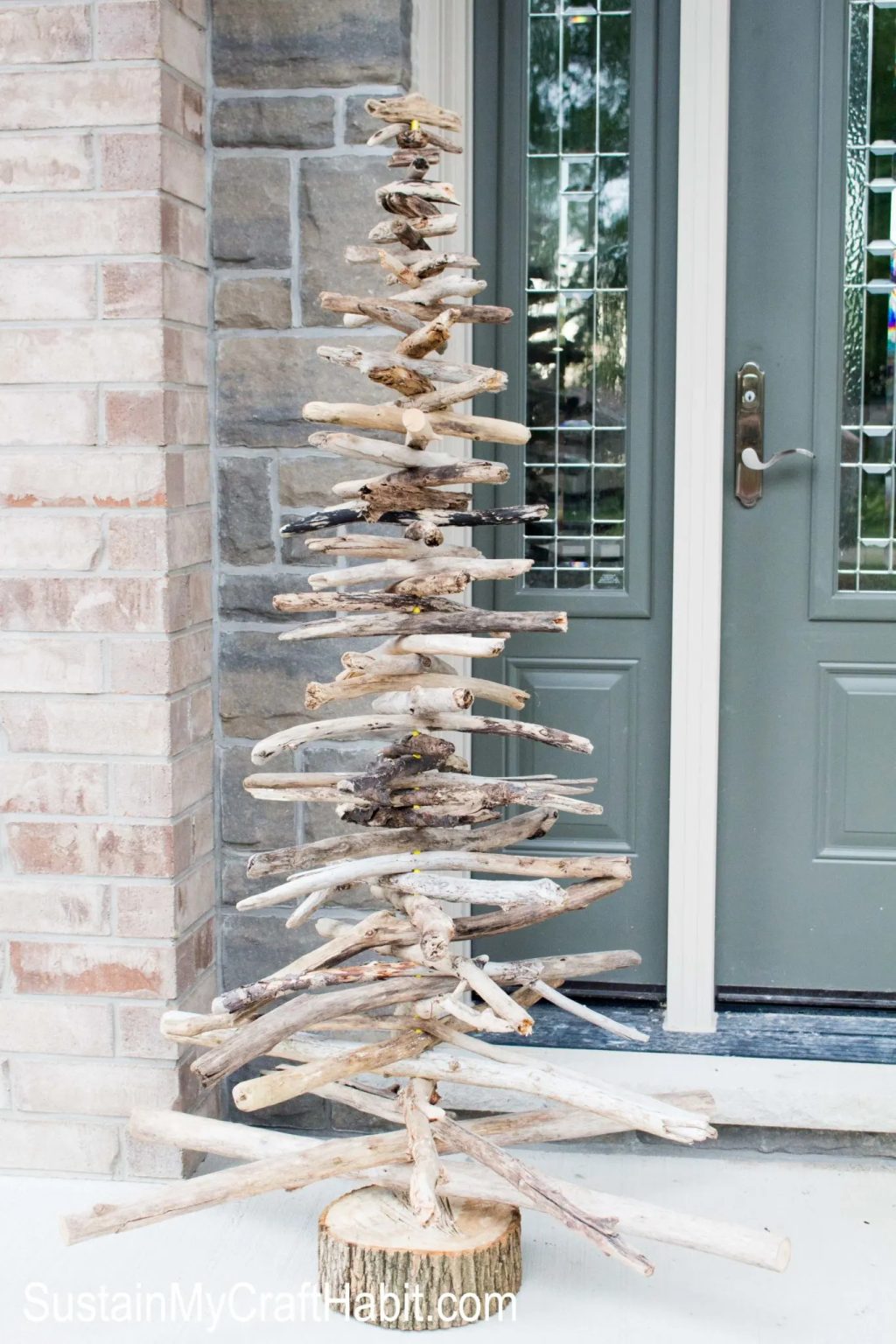 18 Jolly Outdoor Christmas Decorations You Can Easily Craft