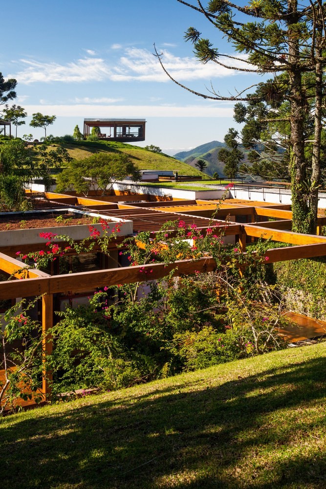 Grid House by FGMF in Brazil