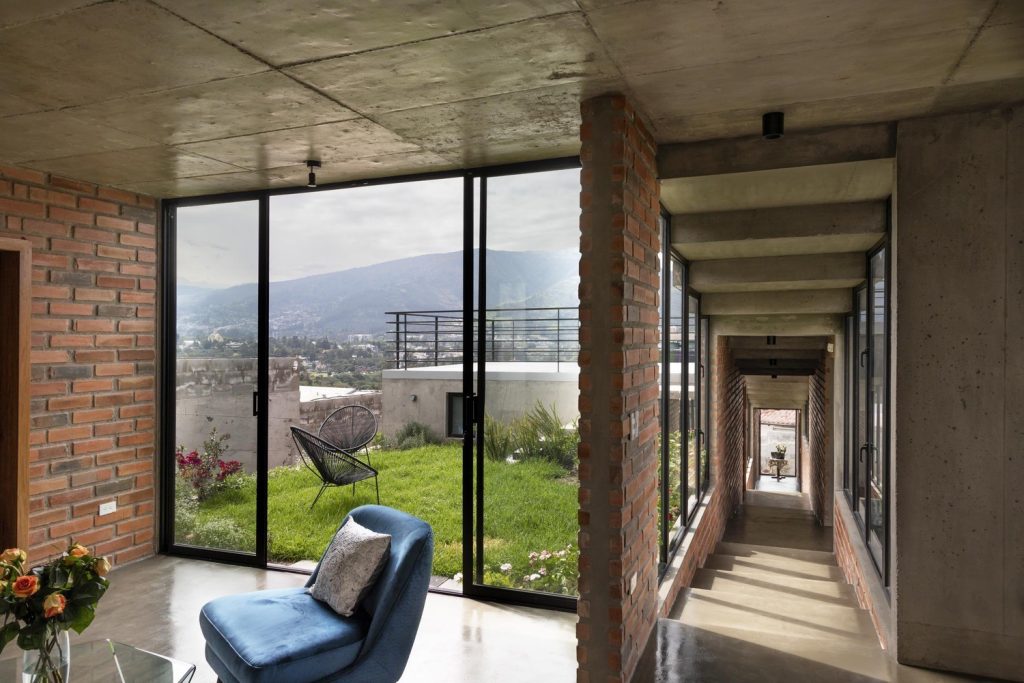 Slope House by El Sindicato Arquitectura in Cumbaya, Ecuador