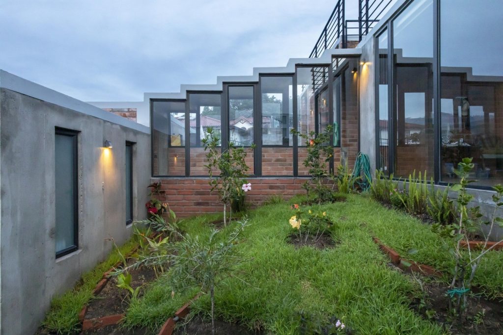 Slope House by El Sindicato Arquitectura in Cumbaya, Ecuador