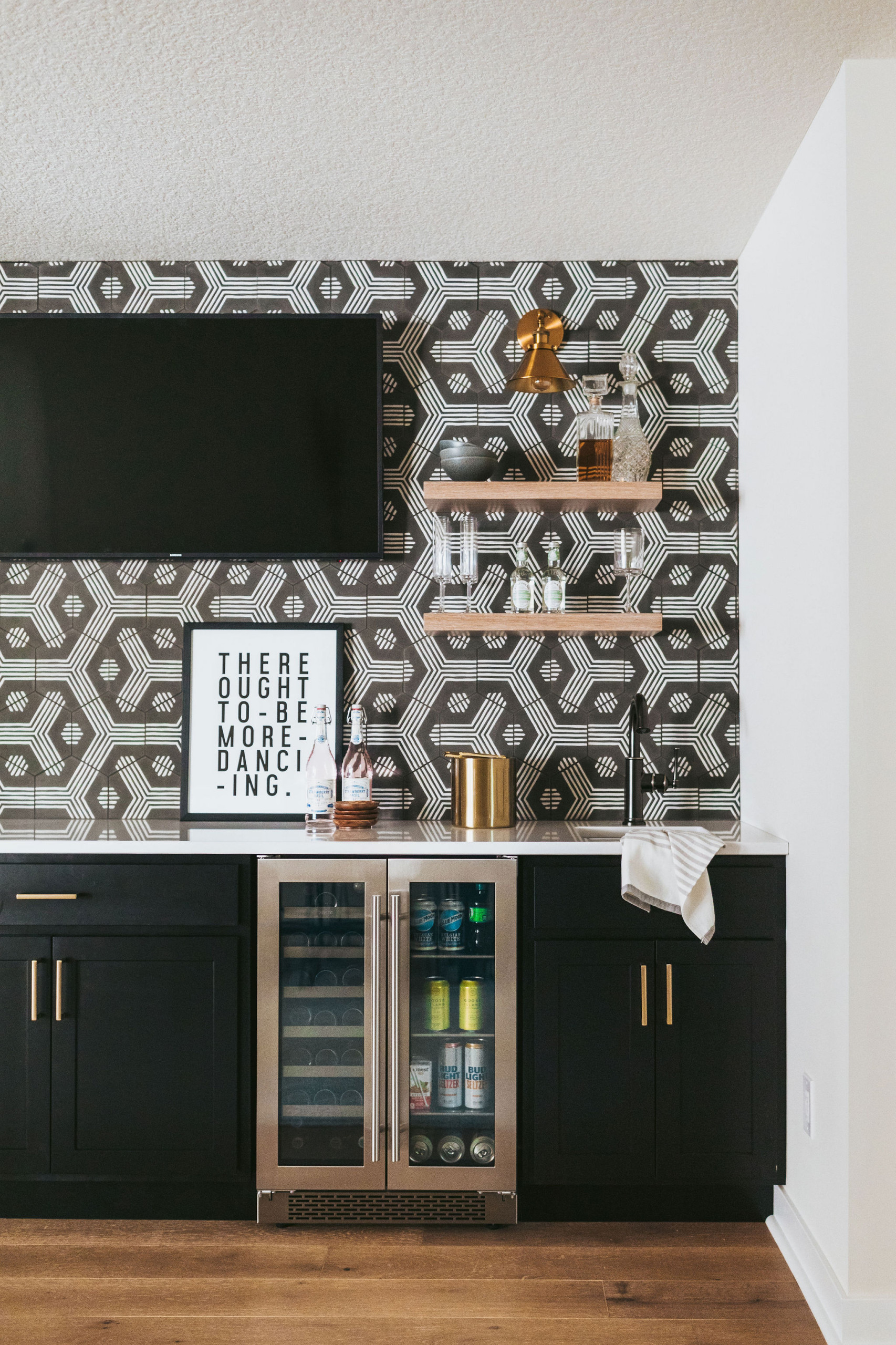 15 Compact Scandinavian Home Bar Designs That Integrate With Style
