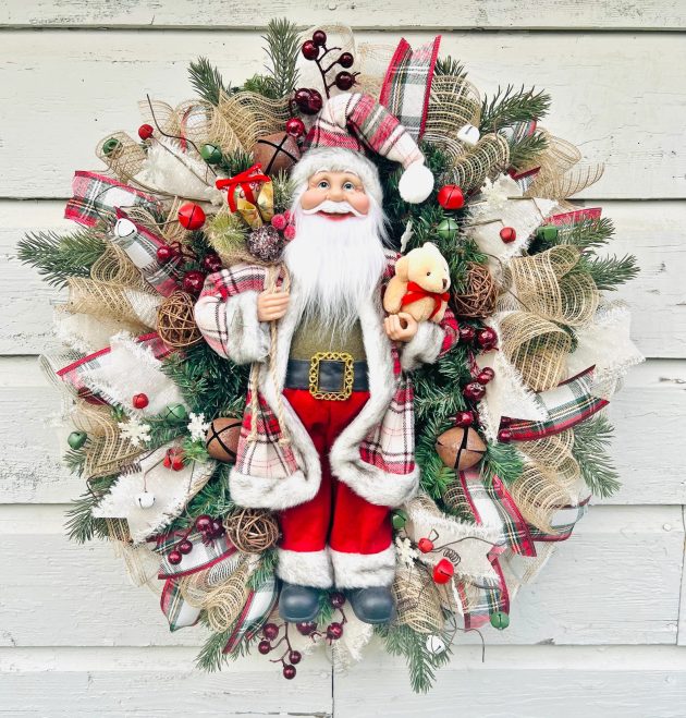 15 Quirky Santa Wreath Designs For Christmas