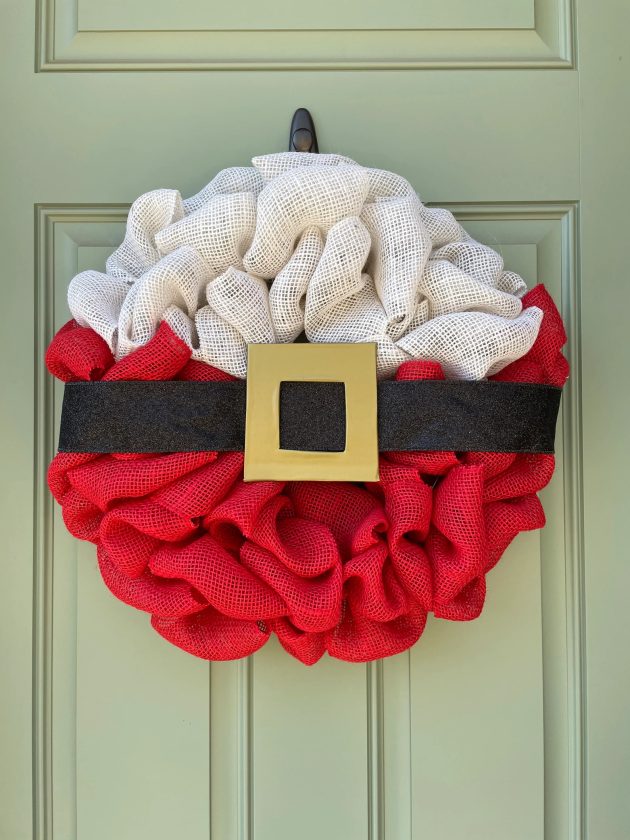 15 Quirky Santa Wreath Designs For Christmas