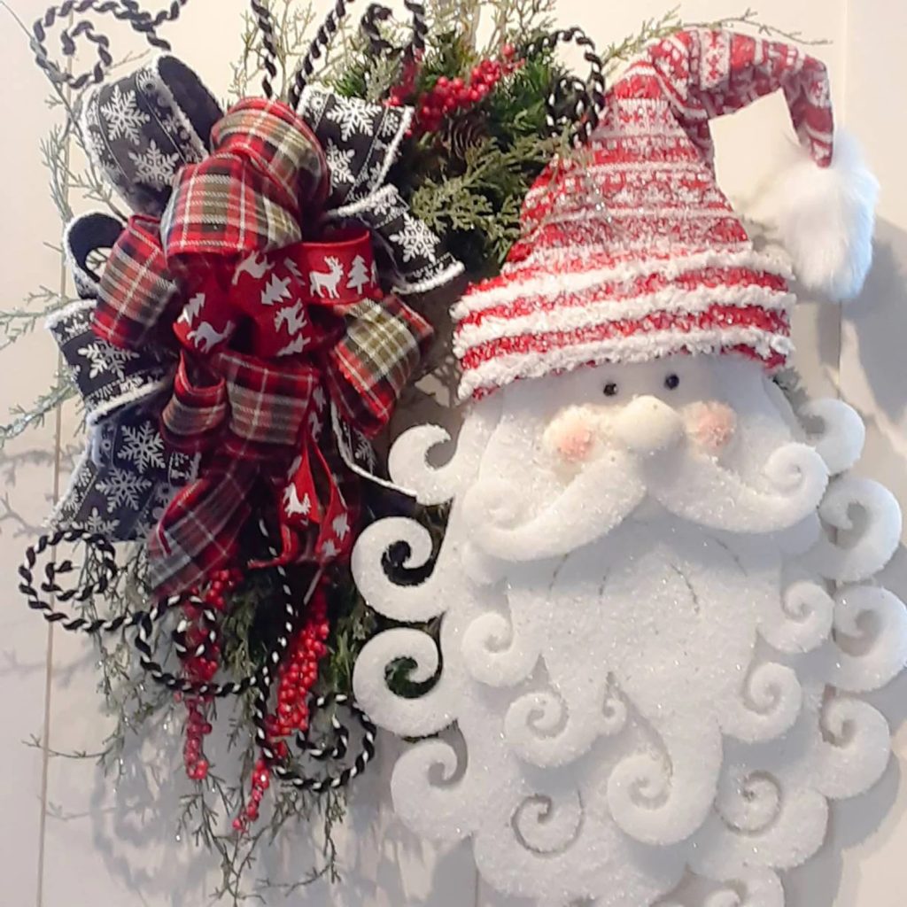 15 Quirky Santa Wreath Designs For Christmas