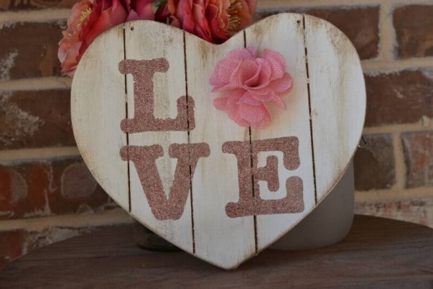 16 Adorable DIY Rustic Love Sign Projects For Valentine's Day