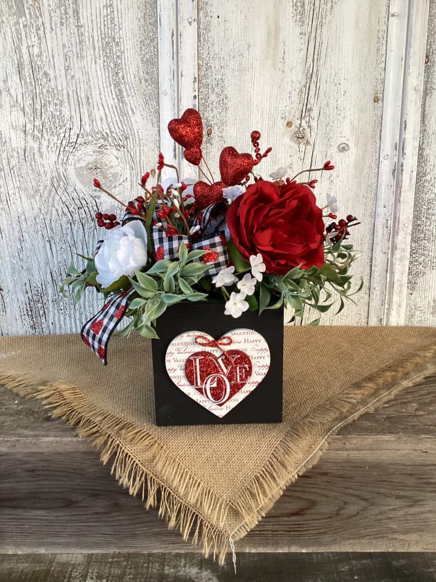 16 Lovely Valentine's Day Centerpiece Ideas That Will Melt Your Heart