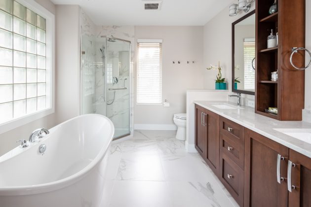 17 Transitional Bathroom Designs: A Blend of Traditional and Modern Styles