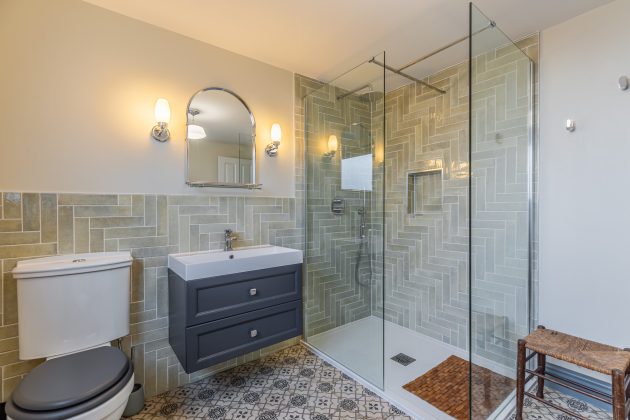 17 Transitional Bathroom Designs: A Blend of Traditional and Modern Styles