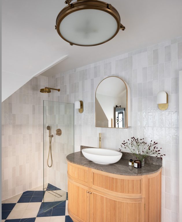 17 Transitional Bathroom Designs: A Blend of Traditional and Modern Styles