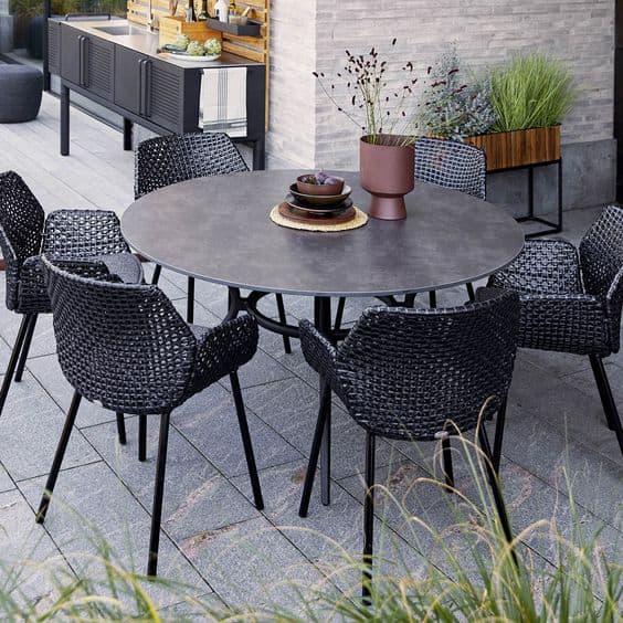 Outdoor table types that will fit into your outdoor space