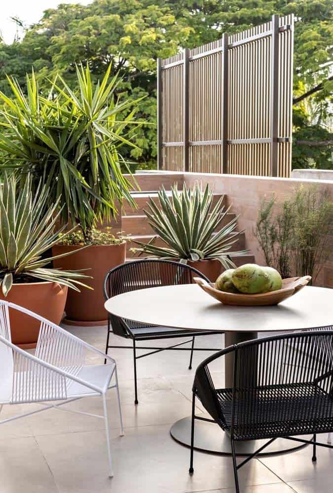 Outdoor table types that will fit into your outdoor space