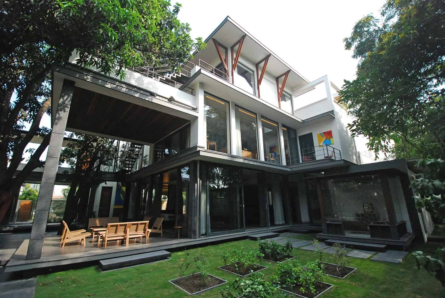 The Mango Tree House by Ujjval Panchal and Kinny Soni in Bhopal, India