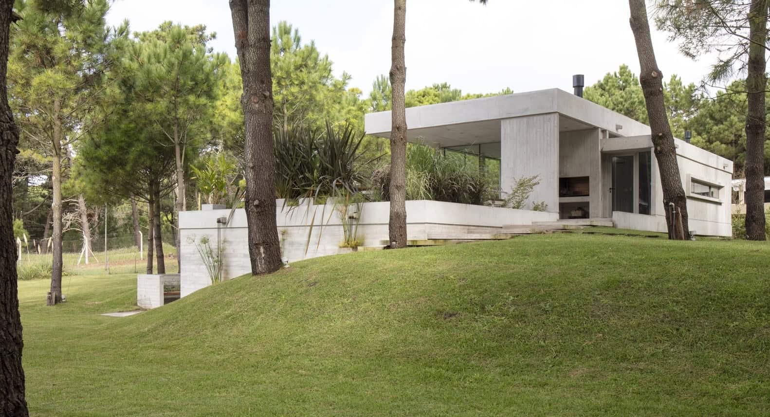 House with ten pines by Estudio Frolik in Pinamar, Argentina