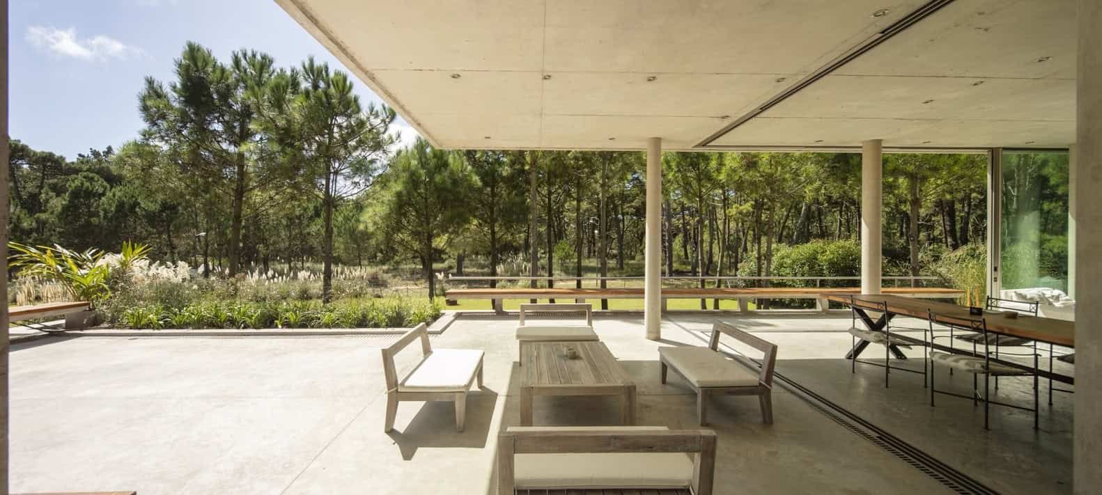 House with ten pines by Estudio Frolik in Pinamar, Argentina