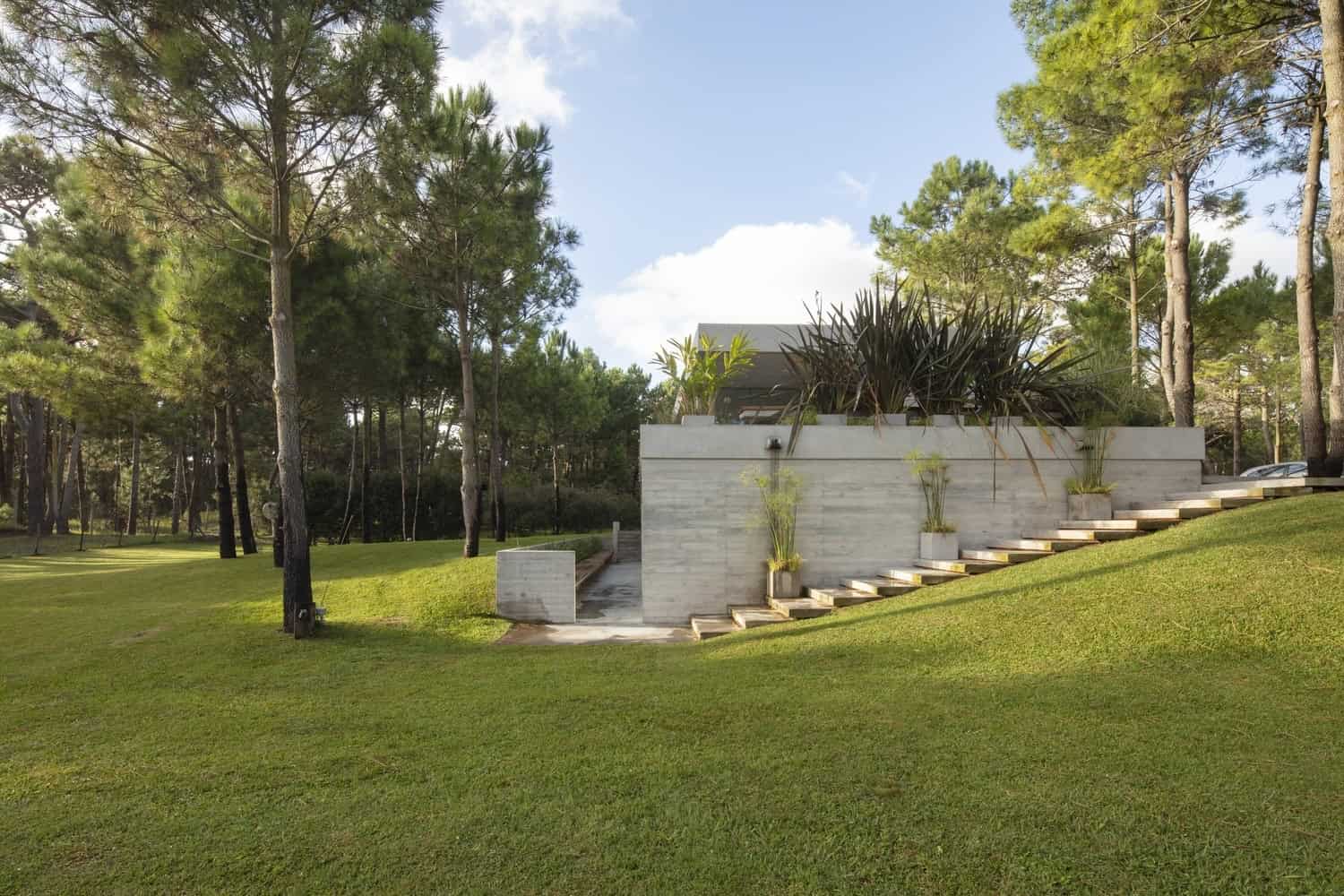 House with ten pines by Estudio Frolik in Pinamar, Argentina