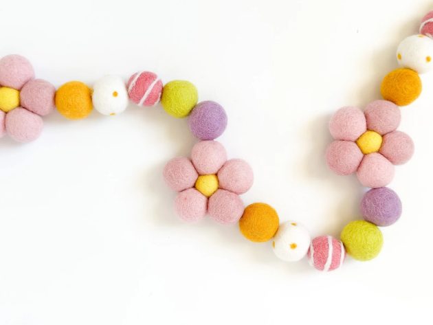 15 Festive Spring Garlands to Celebrate the Season in Style