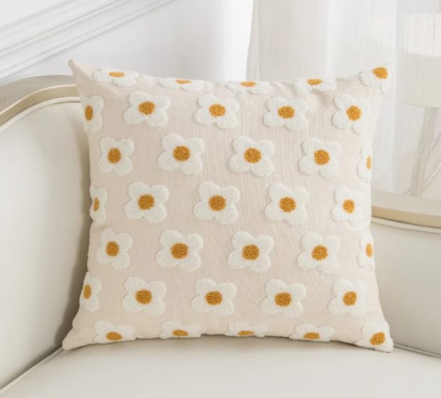 18 Gorgeous Floral Spring Pillow Designs for a Seasonal Update