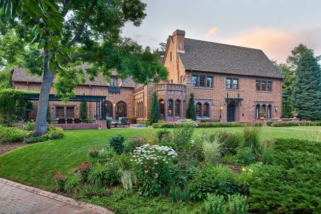 18 Transitional Landscape Designs for a Classic-Modern Look in Your Yard