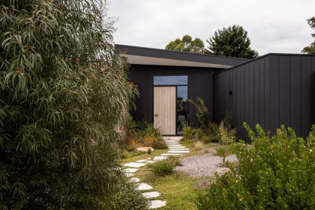 18 Captivating Contemporary Entrance Designs That Welcome in Style