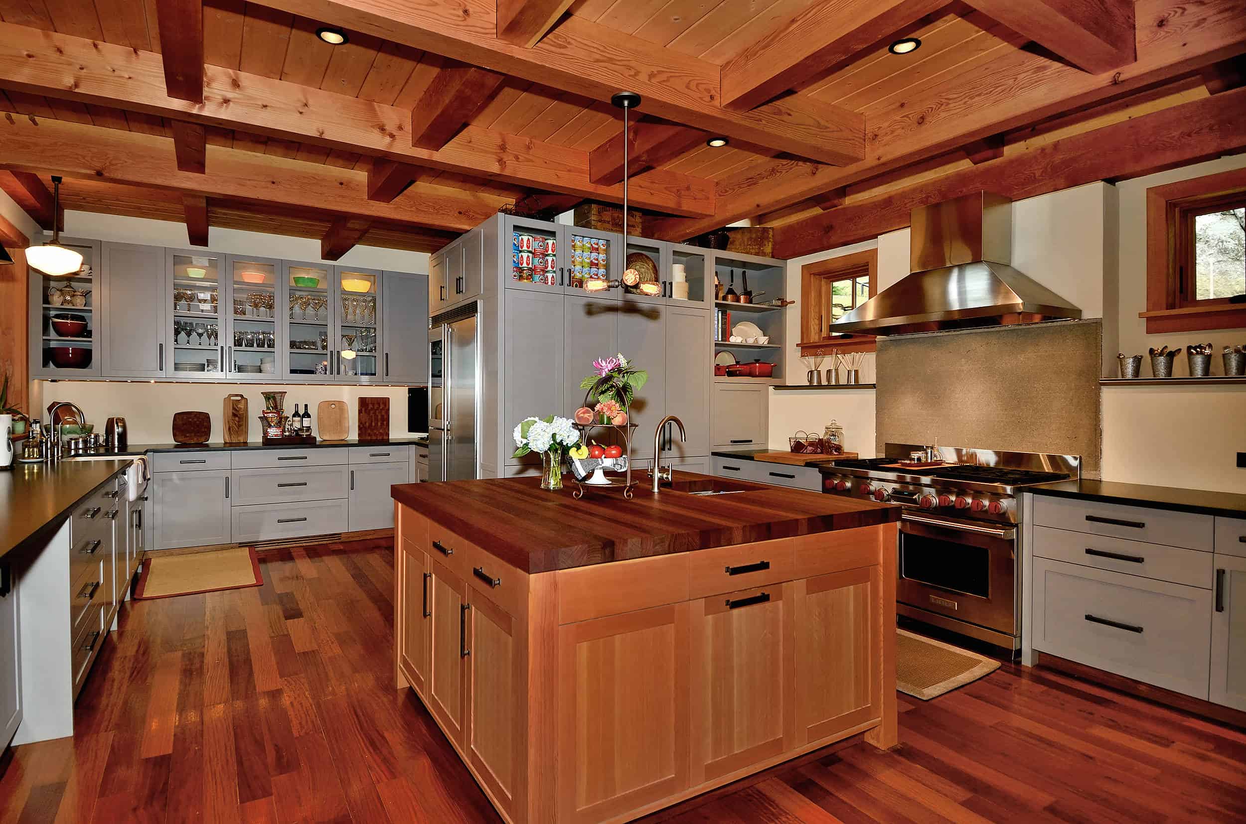 15 Charming Traditional Wooden Kitchen Designs for a Warm and Inviting ...