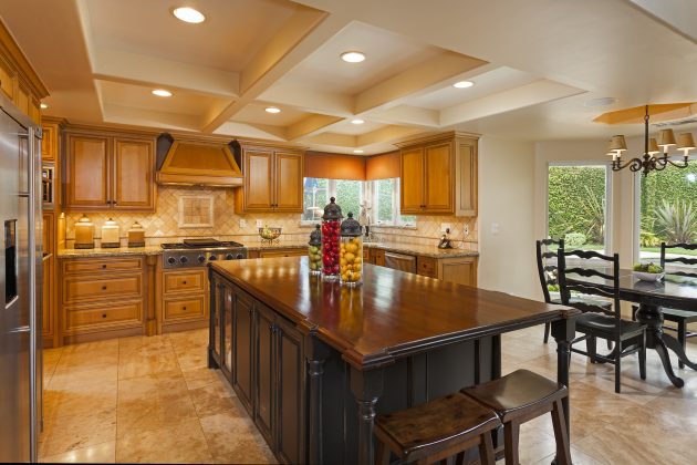 15 Charming Traditional Wooden Kitchen Designs for a Warm and Inviting ...