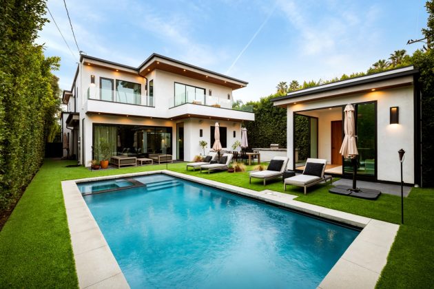 20 Contemporary Swimming Pool Designs that Redefine Outdoor Relaxation