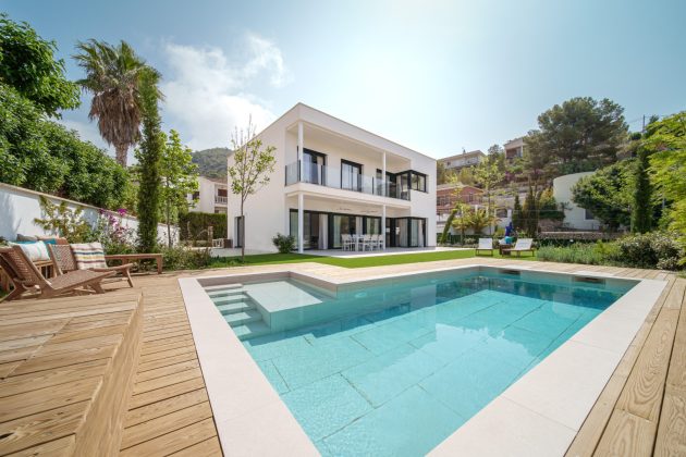 20 Contemporary Swimming Pool Designs that Redefine Outdoor Relaxation