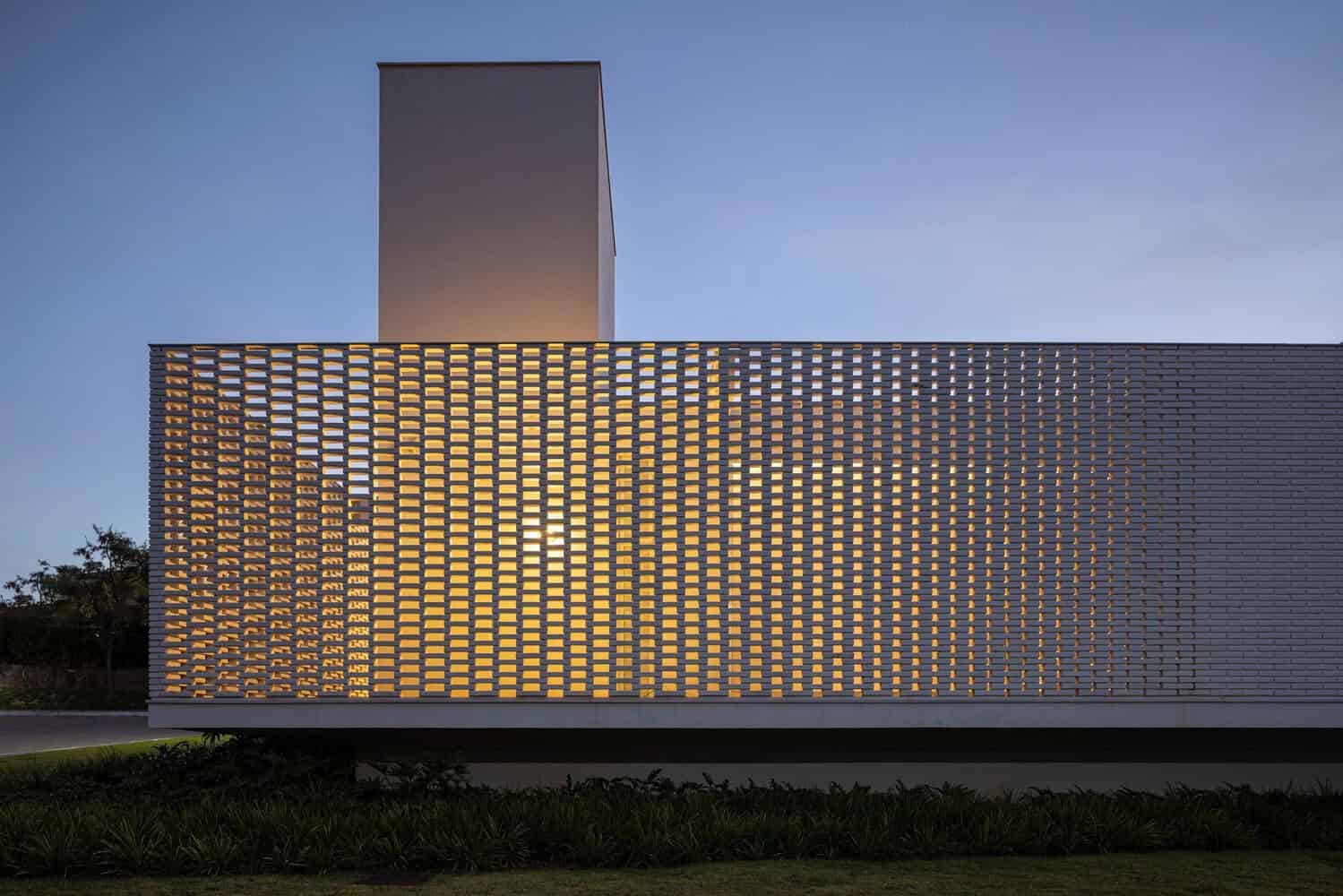 White Bricks House by BLOCO Arquitetos in Brazil
