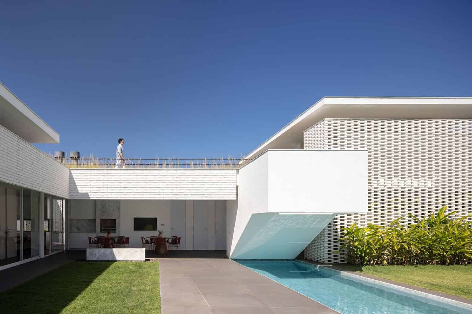 White Bricks House by BLOCO Arquitetos in Brazil