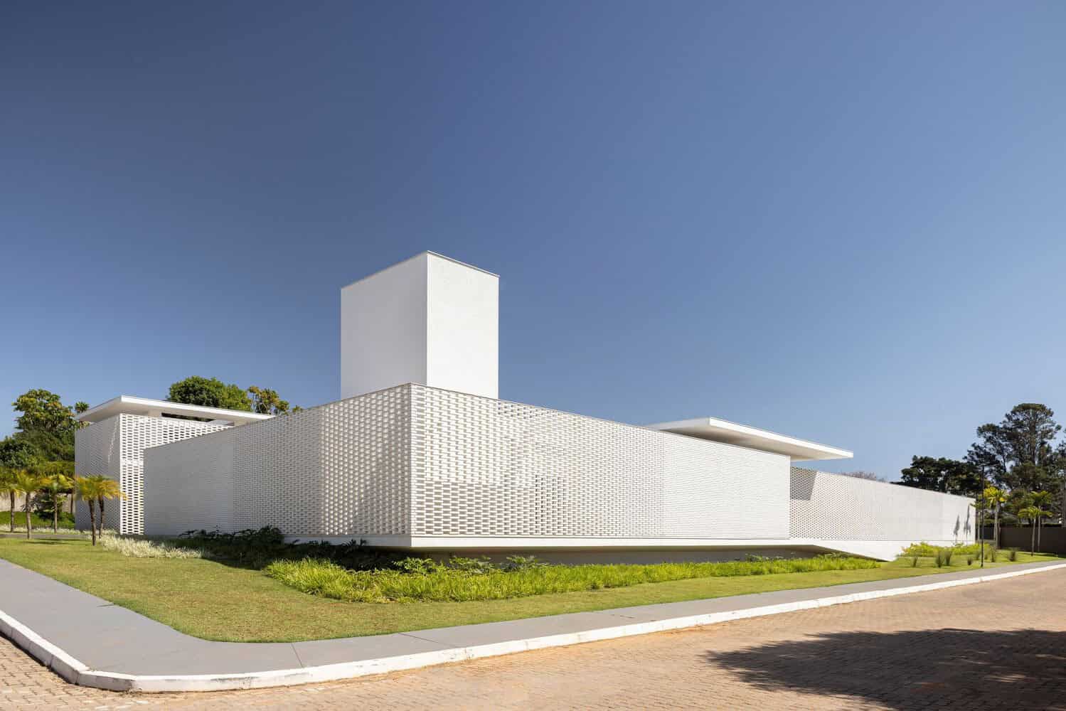 White Bricks House by BLOCO Arquitetos in Brazil