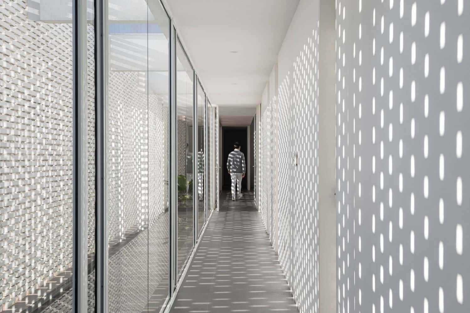 White Bricks House by BLOCO Arquitetos in Brazil