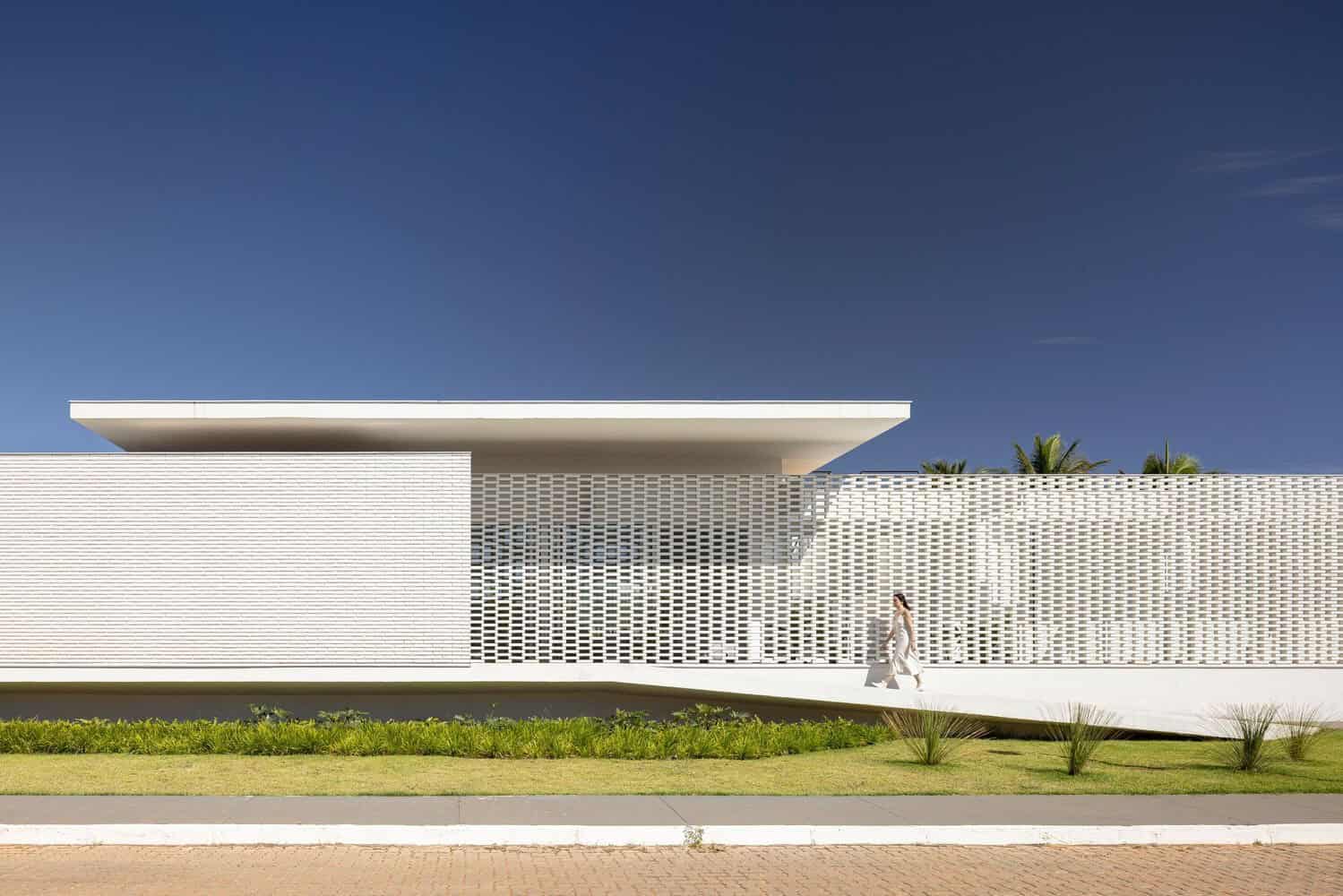 White Bricks House by BLOCO Arquitetos in Brazil