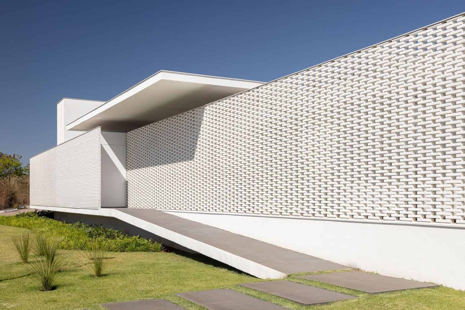 White Bricks House by BLOCO Arquitetos in Brazil