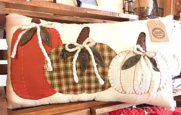 15 Autumn-Inspired Fall Pillow Designs to Spruce Up Your Space