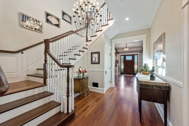 15 Glorious Traditional Stairway Ideas for Graceful Transitions